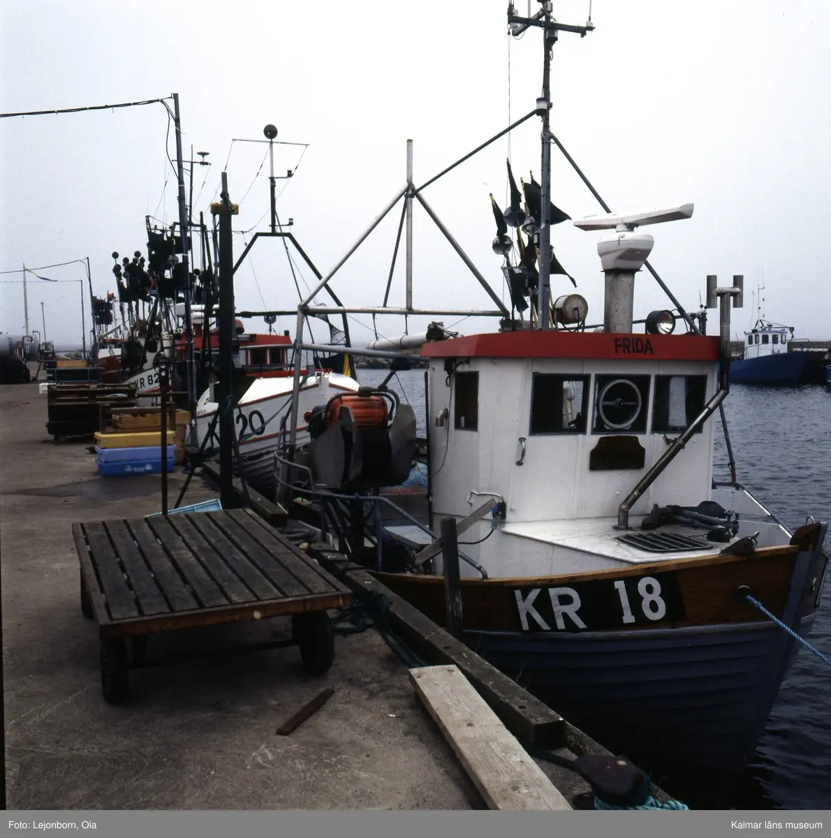 Fiskebåtar i Bläsinge hamn. - Kalmar läns museum / DigitaltMuseum