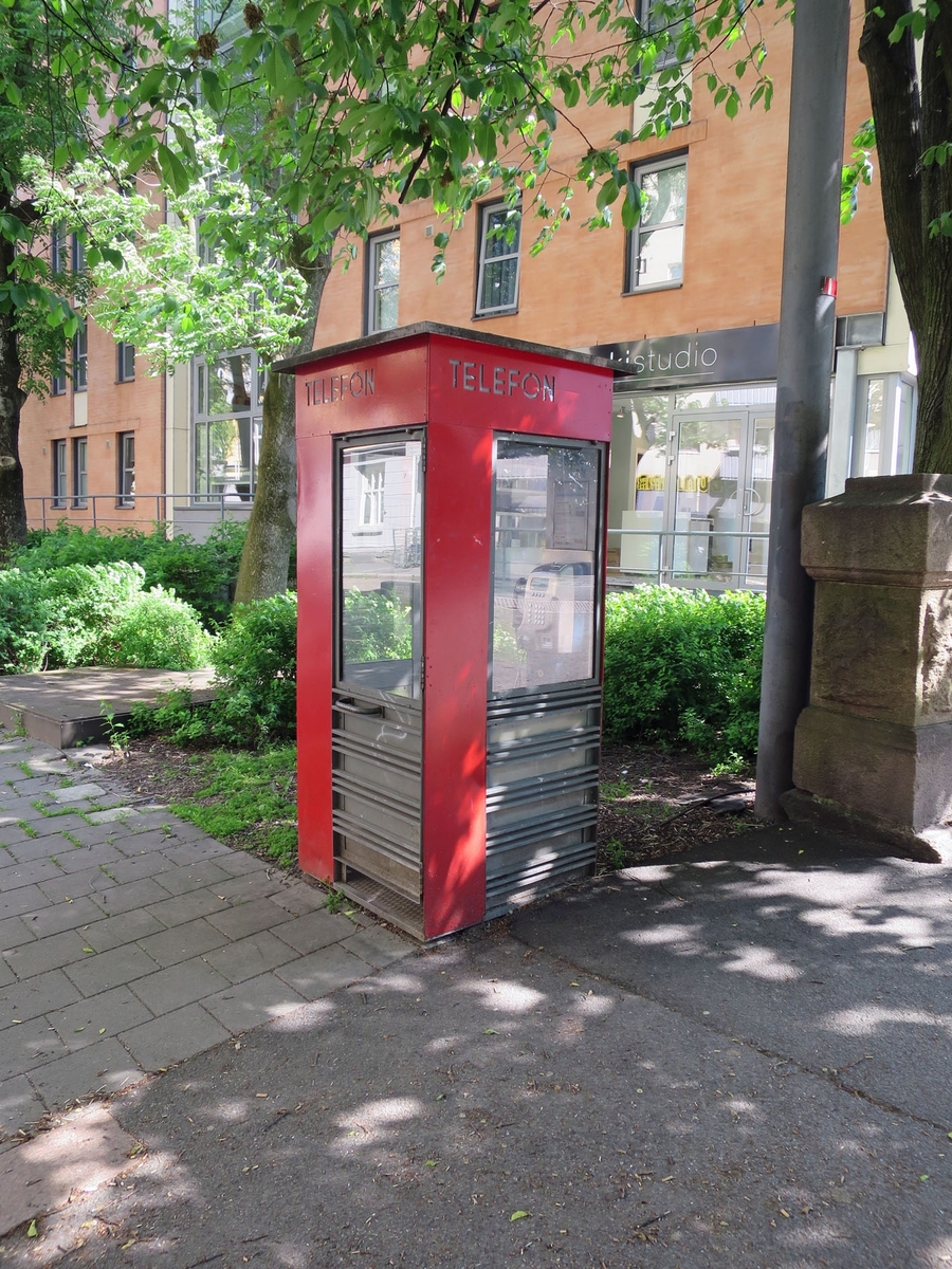 Telephone box at Parkveien in Oslo - Telenor Kulturarv / DigitaltMuseum