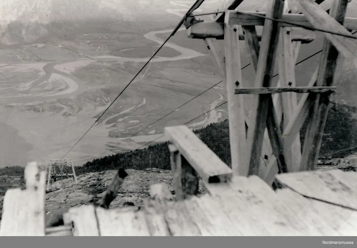 Taubane og utsikt ned til Sunndalsøra og dalen oppover. Ser elva Driva ...