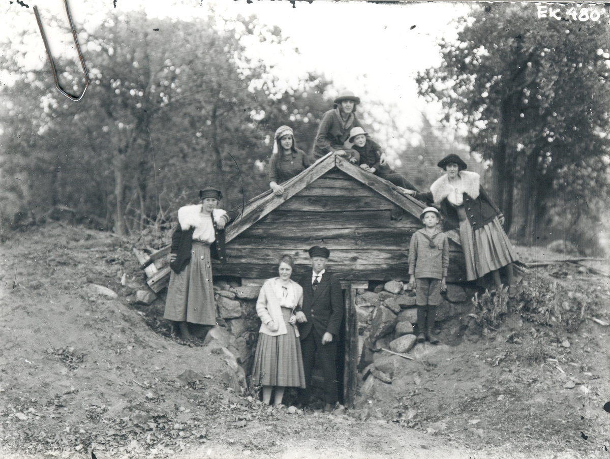 En riktig backstuga, ingrävd i en grusås. - Kalmar läns museum ...