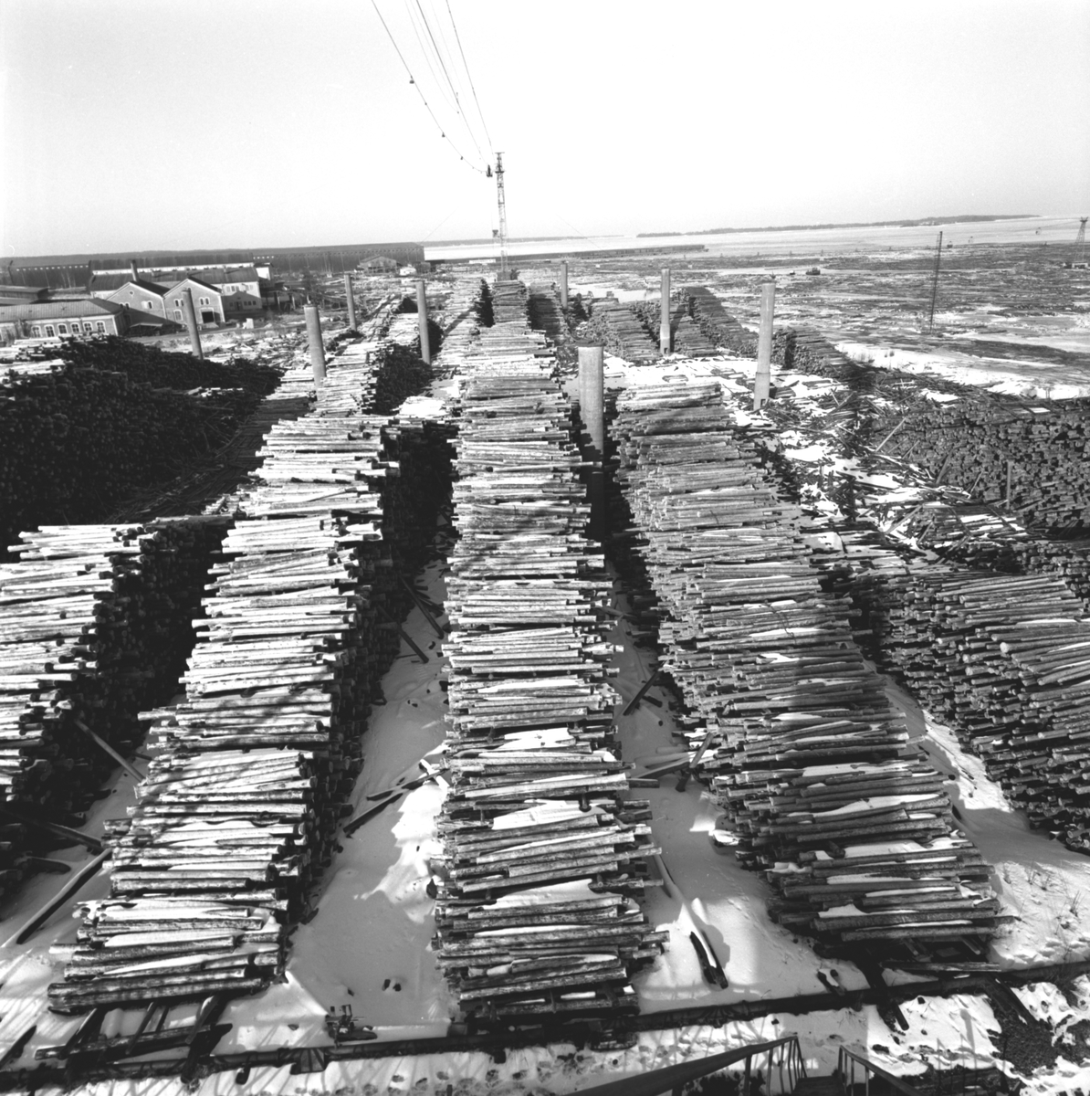 Massaved vid sågen. Korsnäs. Den 14 mars 1964 - Länsmuseet Gävleborg ...