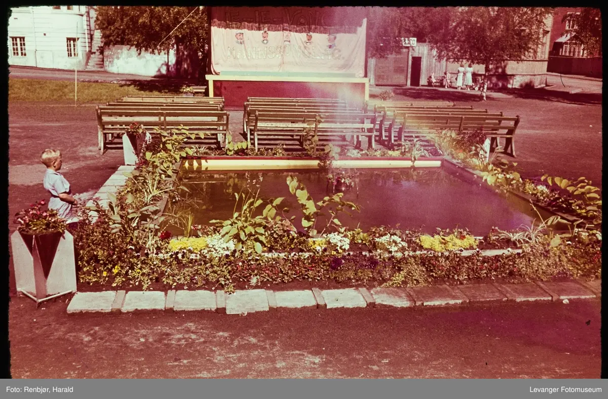 Fra Nedre Torg i Levanger, springvann laget for Levangerdagene. Med ...