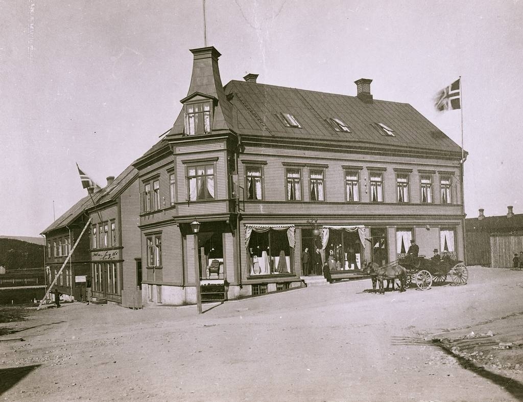 Hestedrosje forran Narvik gamle rådhus. Den gang butikk? I det nederste ...