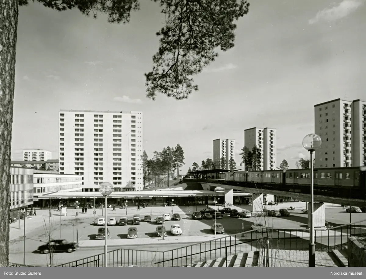 Vy över stockholmsförorten Hässelby Gård. Trappa ner till bilparkering ...
