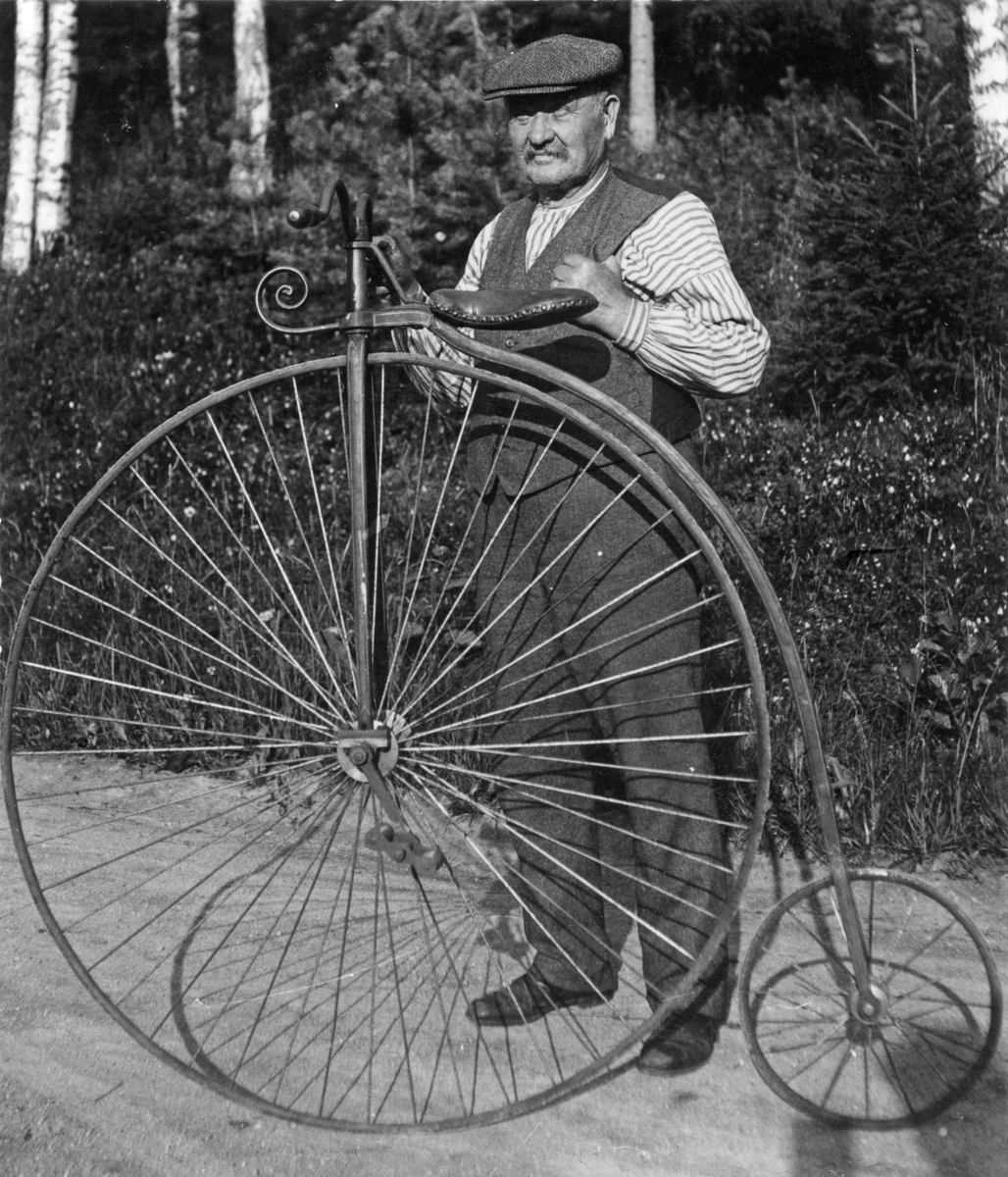 Övermaskinist (Smed) Karl Vilhelm Roos med sin höghjuling, "Bicykel" i ...