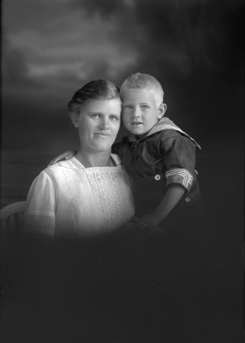 Anna Sandin och hennes son. Harnäs - Länsmuseet Gävleborg / DigitaltMuseum