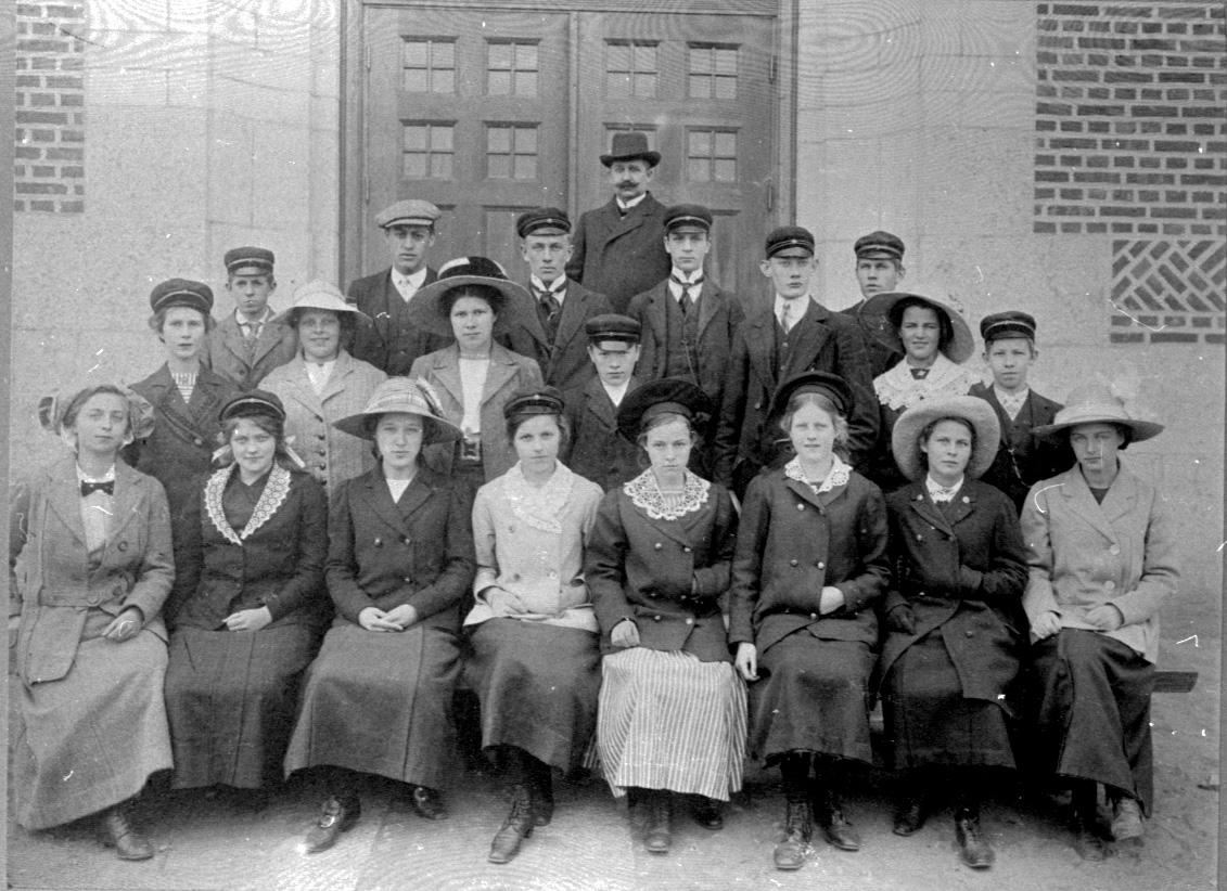 Samskolan klass 6 år 1912 Rektor B Drakenberg. Nedersta raden från ...