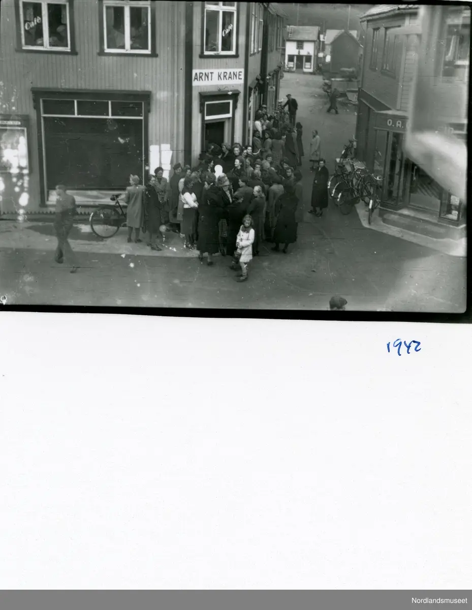 RASJONERINGSKØ I ROGNAN SENTRUM UNDER KRIGEN. - Nordlandsmuseet ...