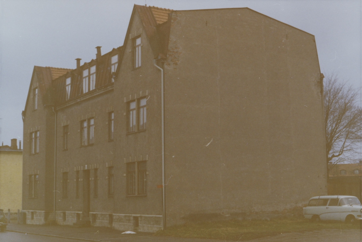 Kv Piggvaren nummer 2. Flerfamiljshus med putsad fasad. Bilderna är ...