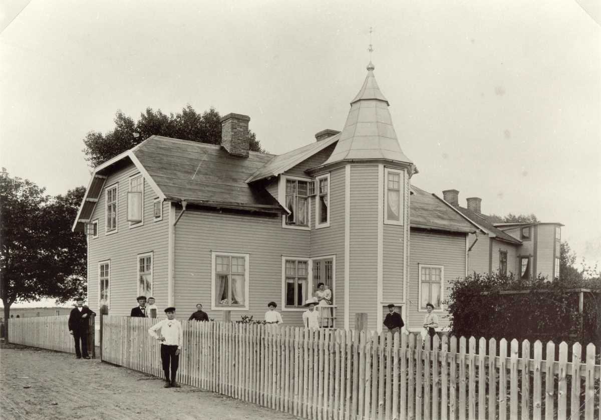 Foto av Hans Rydbergs farfars hus, byggt i början av 1900-talet. Fr. v ...