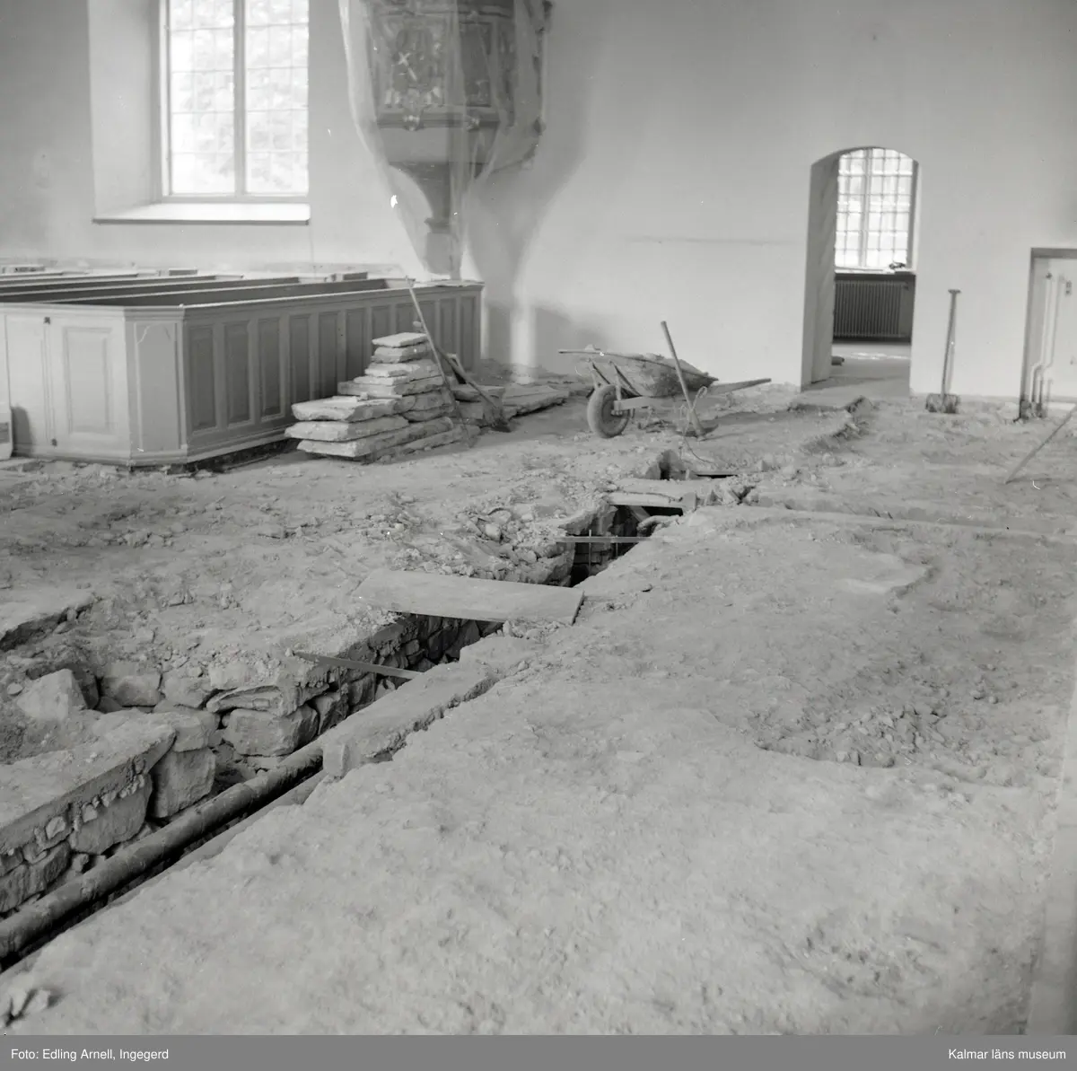En arkeologisk utgrävning i Söderåkra kyrka. - Kalmar läns museum ...