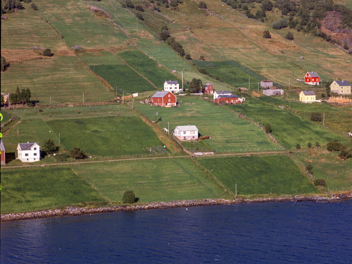 Flyfoto fra Kvæfjord. - Sør-Troms Museum / DigitaltMuseum