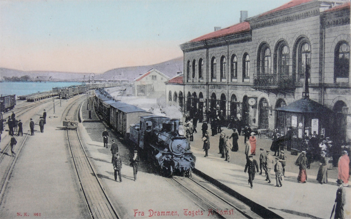 Drammen stasjon med ankommende tog fra Oslo i spor 1. - Museene i ...