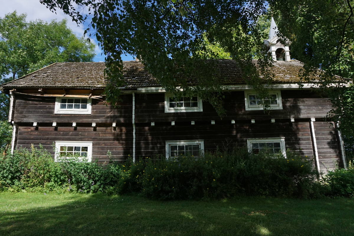 By (573/1), Nes, Ringsaker. Klokketårnet på By er plassert på en ...