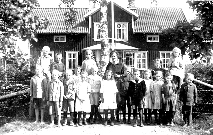 Läsåret 1921-22. Lärarinna: Lydia Östergren. Översta raden: 1. Gunnar ...