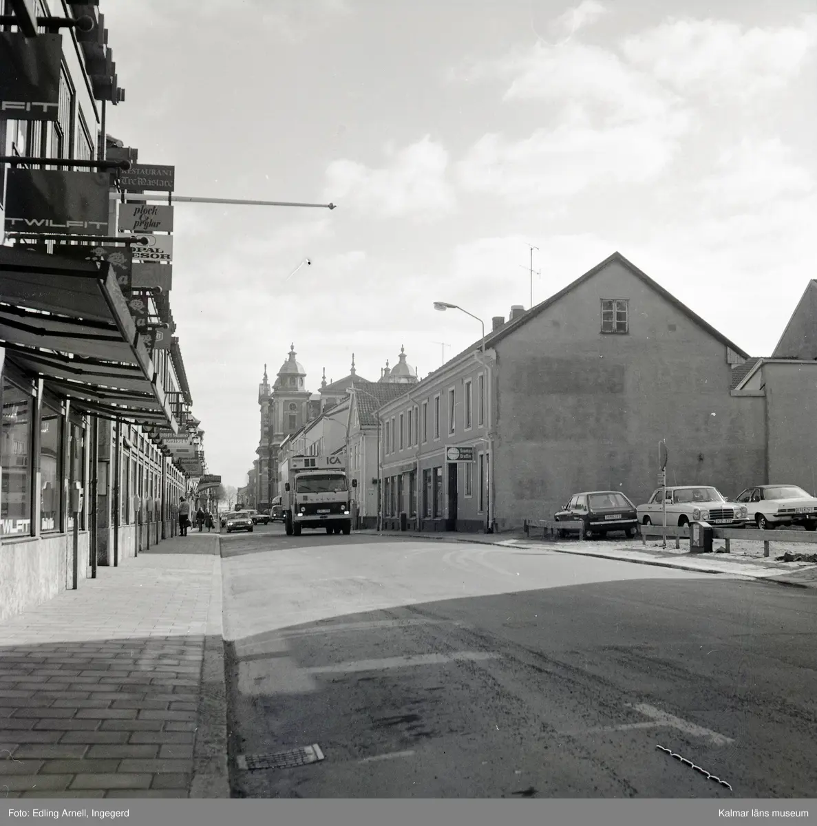 Vy med Norra långgatan och domkyrkan i bakgrunden. -#N# Kalmar läns ...