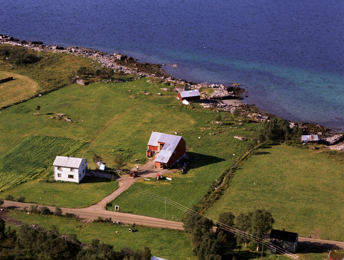 Flyfoto fra Hemmestad i Kvæfjord. - Sør-Troms Museum / DigitaltMuseum