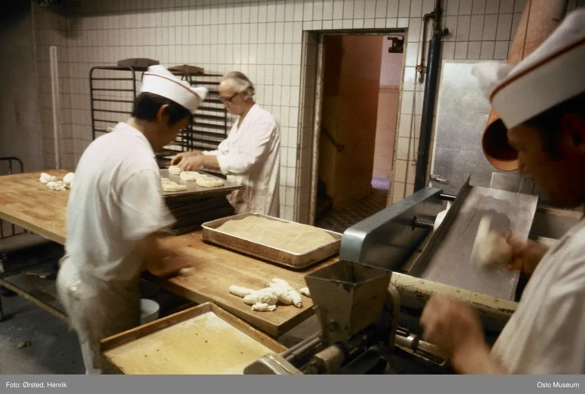 Bakere hos Baker Hansen. - Oslo Museum / DigitaltMuseum