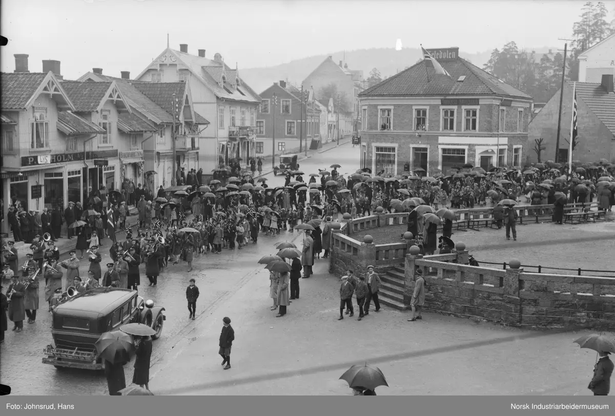 17. mai feiring 1931. Folketog med flagg og korps i gaten ved Notodden ...