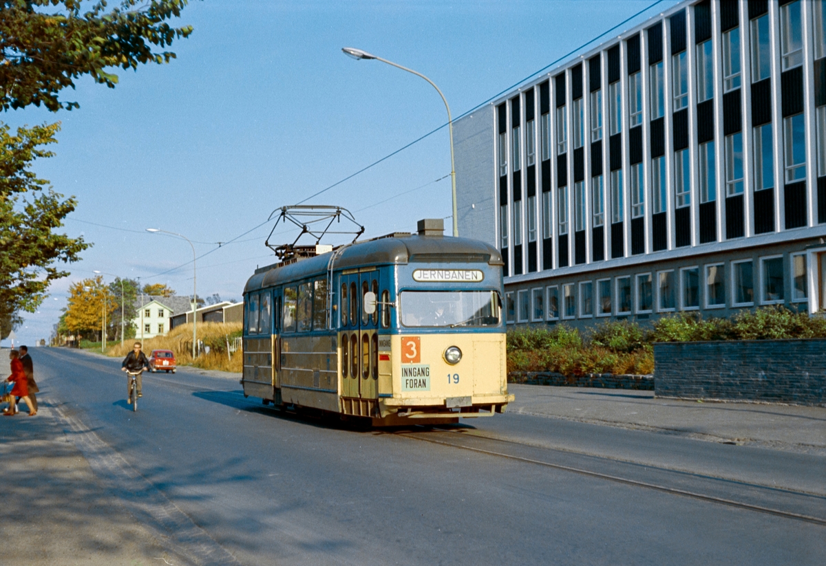 Trikk på linje 3 til Jernbanestasjonen, her ved Rosenborg skole i ...
