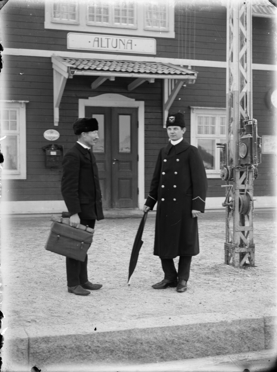 John Alinder och järnvägstjänsteman vid Altuna järnvägsstation, Uppland ...