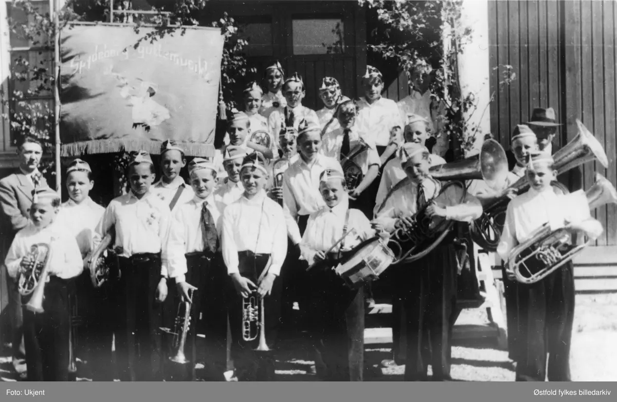 Spydeberg Guttemusikkorps i Spydeberg i 1946 (1948?). Ved fanen formann ...