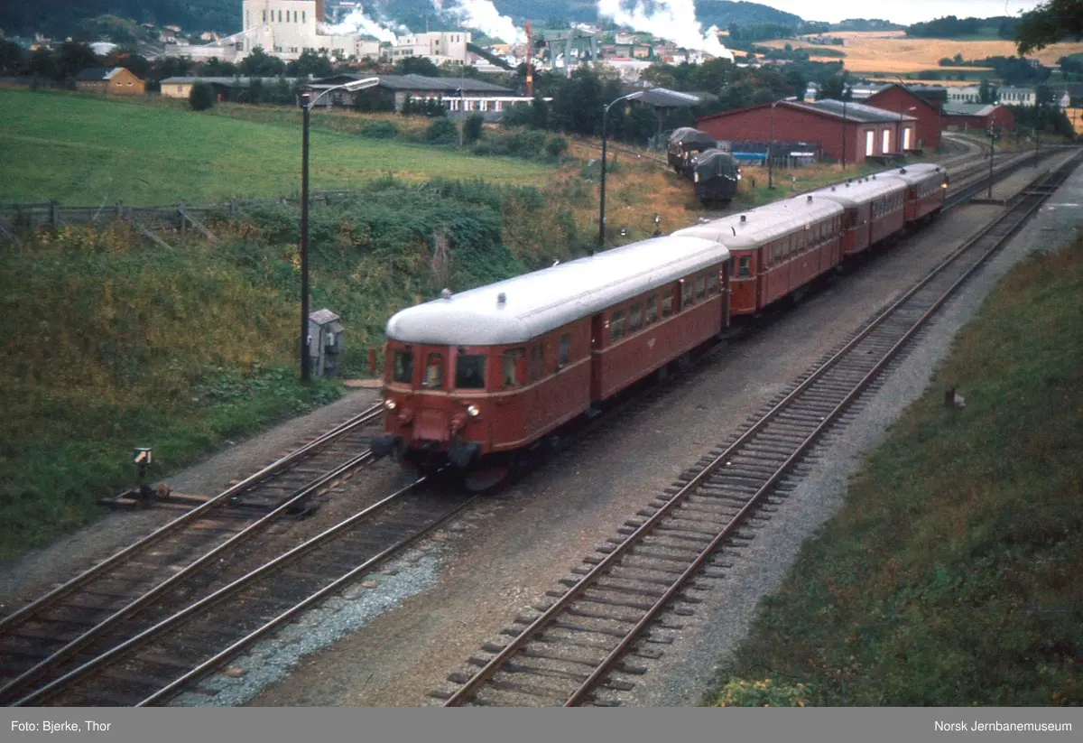 Persontog 457 til Trondheim-Grong med styrevogn BFS 86 63 fremst ...