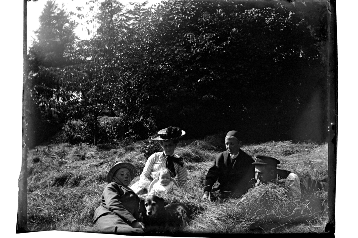 Lauritz Sundt, ant. Mabel Sundt med sin datter Edna, Peter B. D. Sundt ...