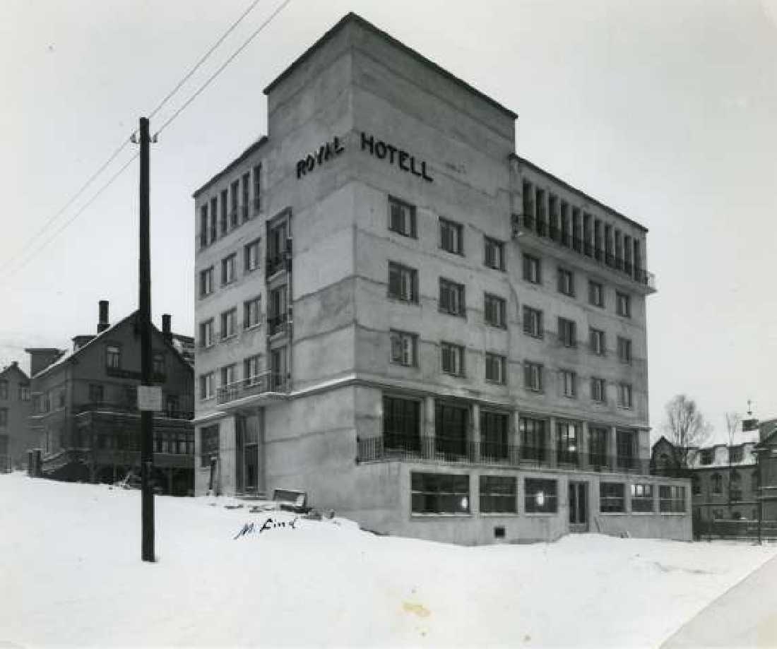 Gamle og nye Royal Hotell, Narvik. Grand Hotell til h. - Museum Nord ...