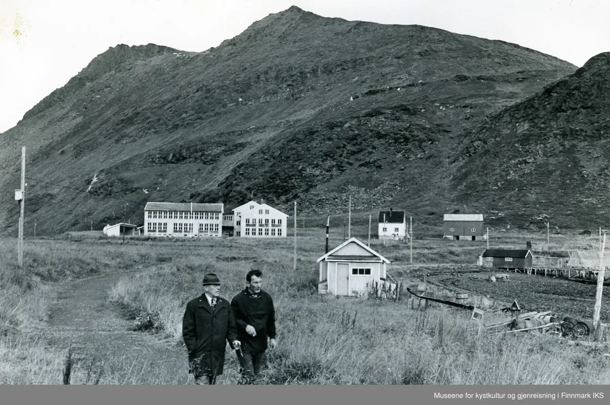 Sarnes. Hans Eriksen (t.v.) og Gunnar Løkke. I bakgrunnen Solvang ...