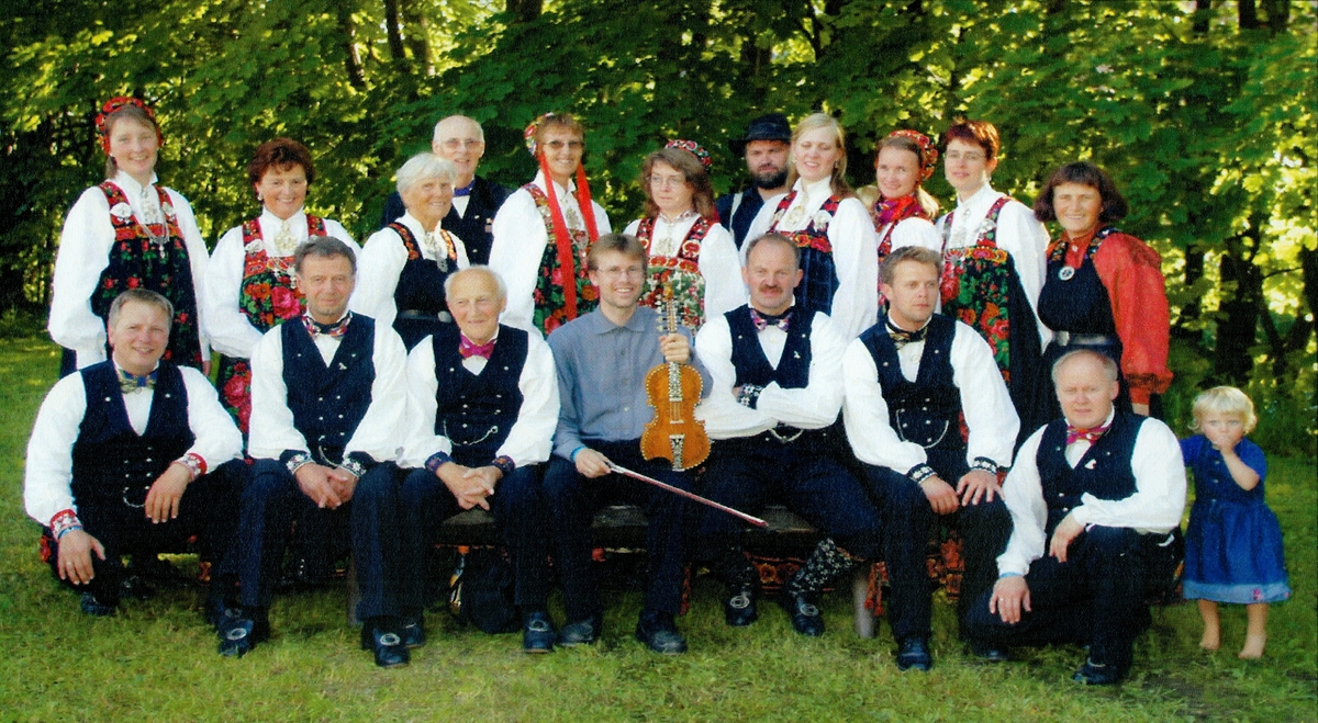 Gruppebilde,bunad og fele. Fremste rekkje frå v.Kjell Gunnar Møllerplass,Lars Lien,Konrad Fauske ...