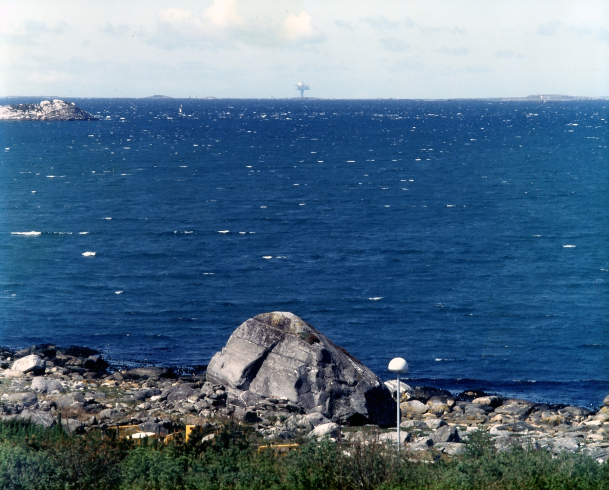 Draugenplattformen er under slep og har kommet til kysten utenfor ...