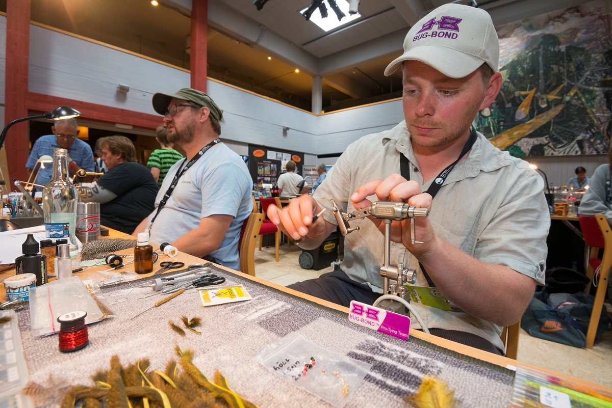 Fluebinding i Norsk Skogmuseums sentralhall under De nordiske jakt- og ...