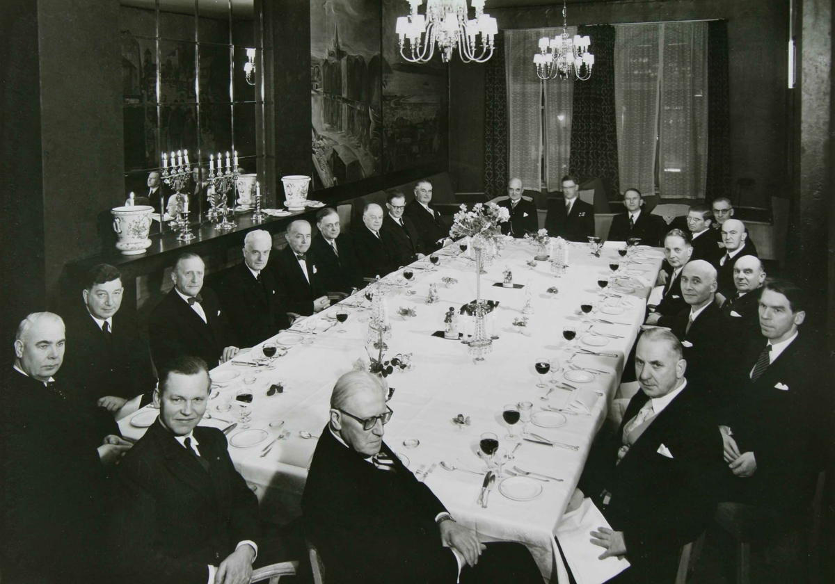 Avskjedsfest for justitiarius Jørgen J. Stavig, desember 1956 ...