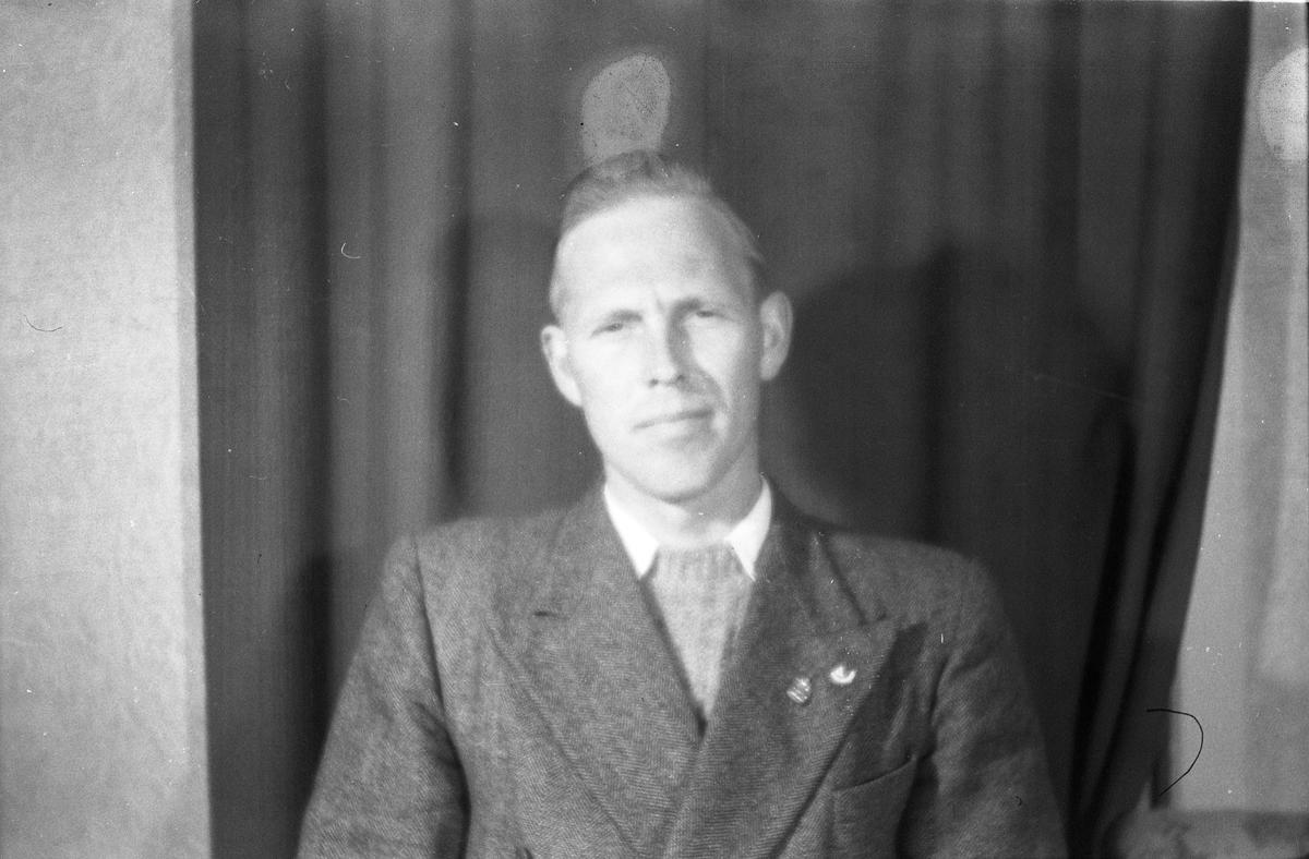Johan Johansen - Portrett april/mai 1954. Fire bilder. - Mjøsmuseet ...