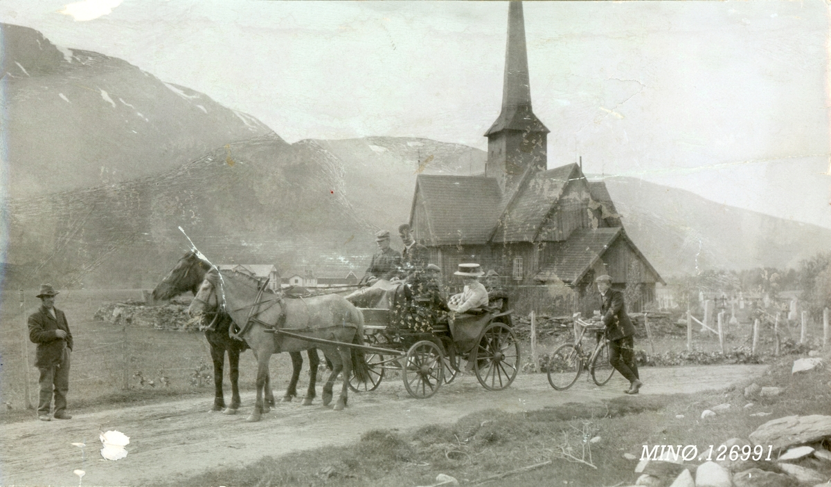 Med hest og vogn foran Kvikne kirke - Anno Musea i Nord-Østerdalen / DigitaltMuseum