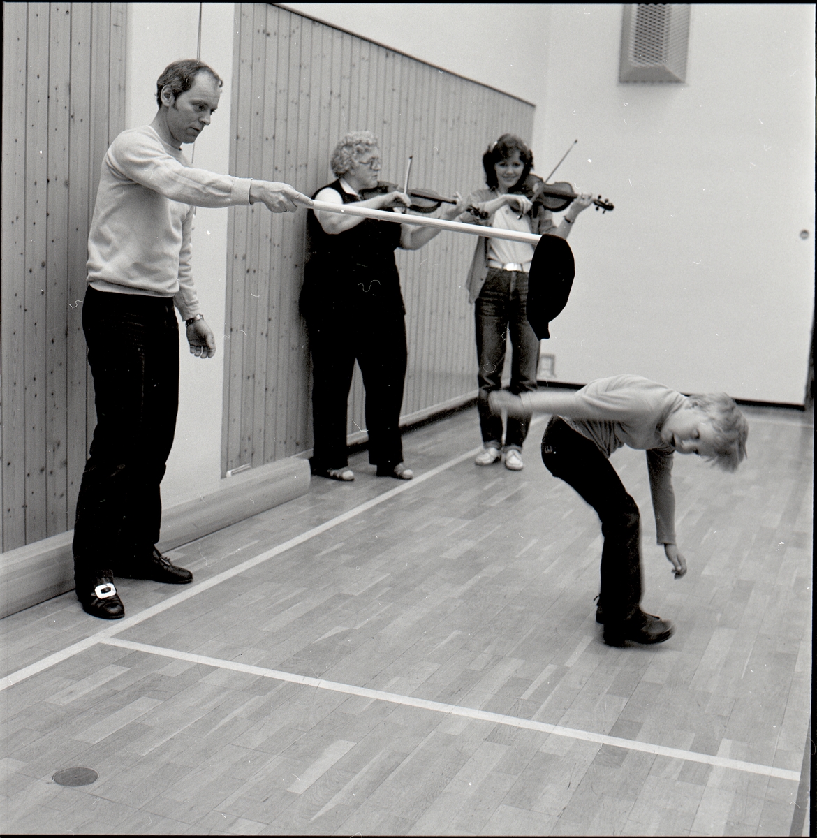 Trysil-Knut Dans- og spelmannslag. Hallingdans i gymsal, unggutter ...