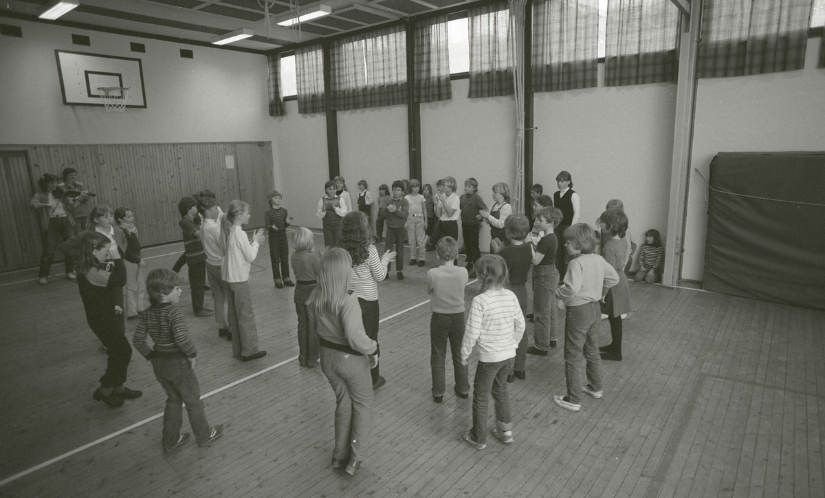 Trysil-Knut. Det danses snus-polka i gymsalen på Innbygda skole. - Anno ...