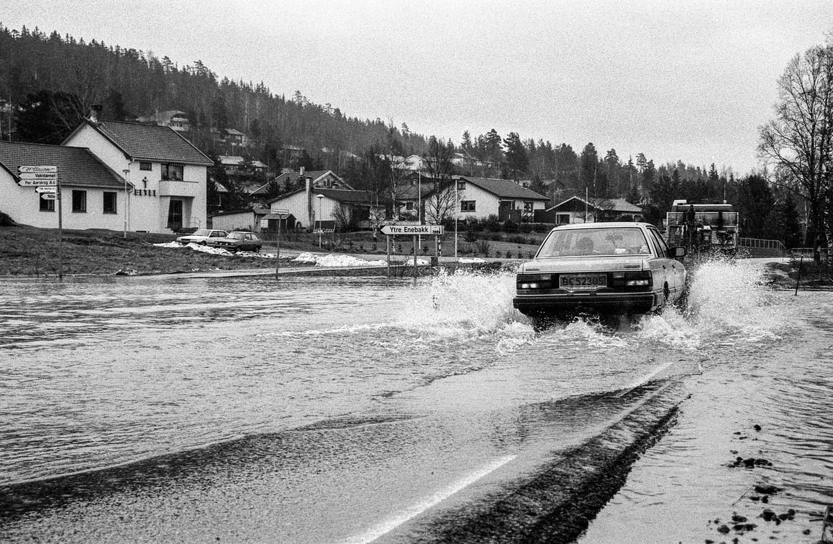Flomskader på veiene, Riksvei 120, Ytre Enebakk. Vannet flommer over ... Flomskader på veiene, Riksvei 120, Ytre Enebakk. Vannet flommer over ...