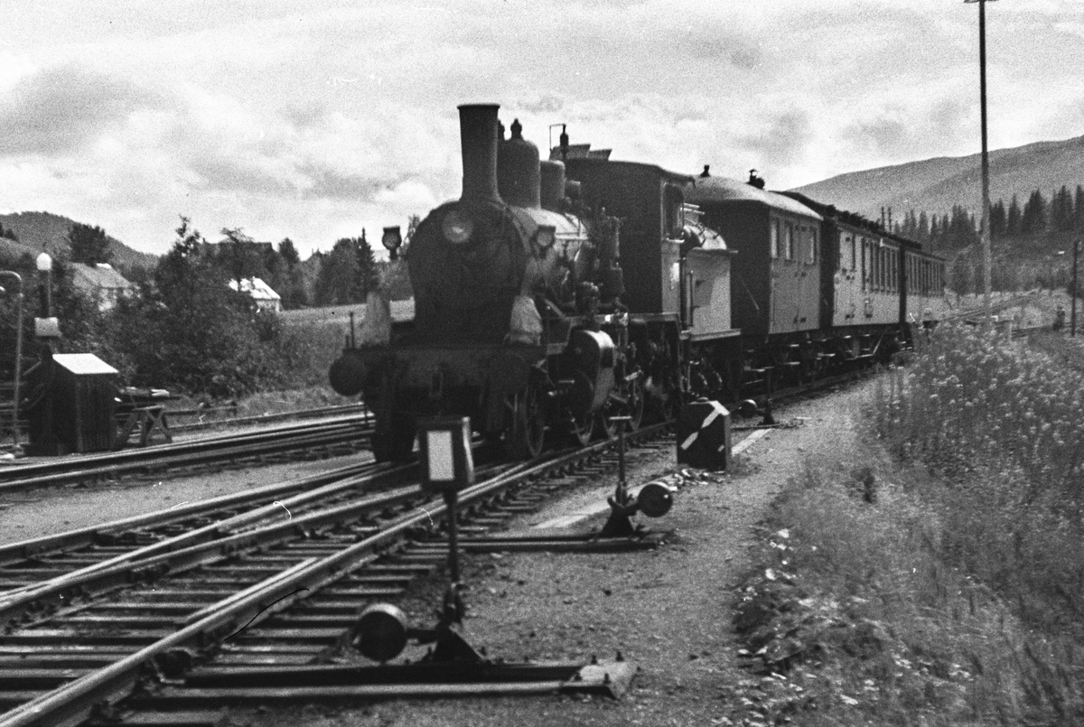 Damplokomotiv type 21c nr. 377 med persontog fra Namsos på Grong ...