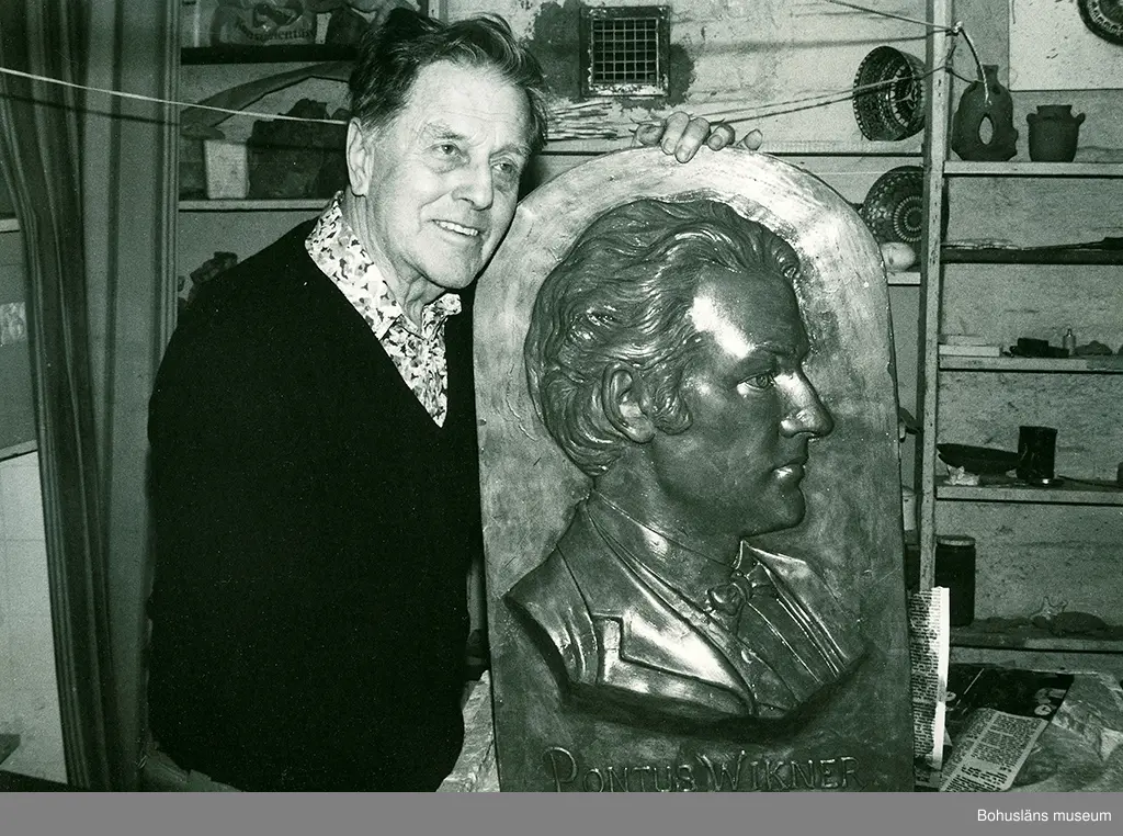 Allan Hellman med relief föreställande Pontus Wikner - Bohusläns museum ...