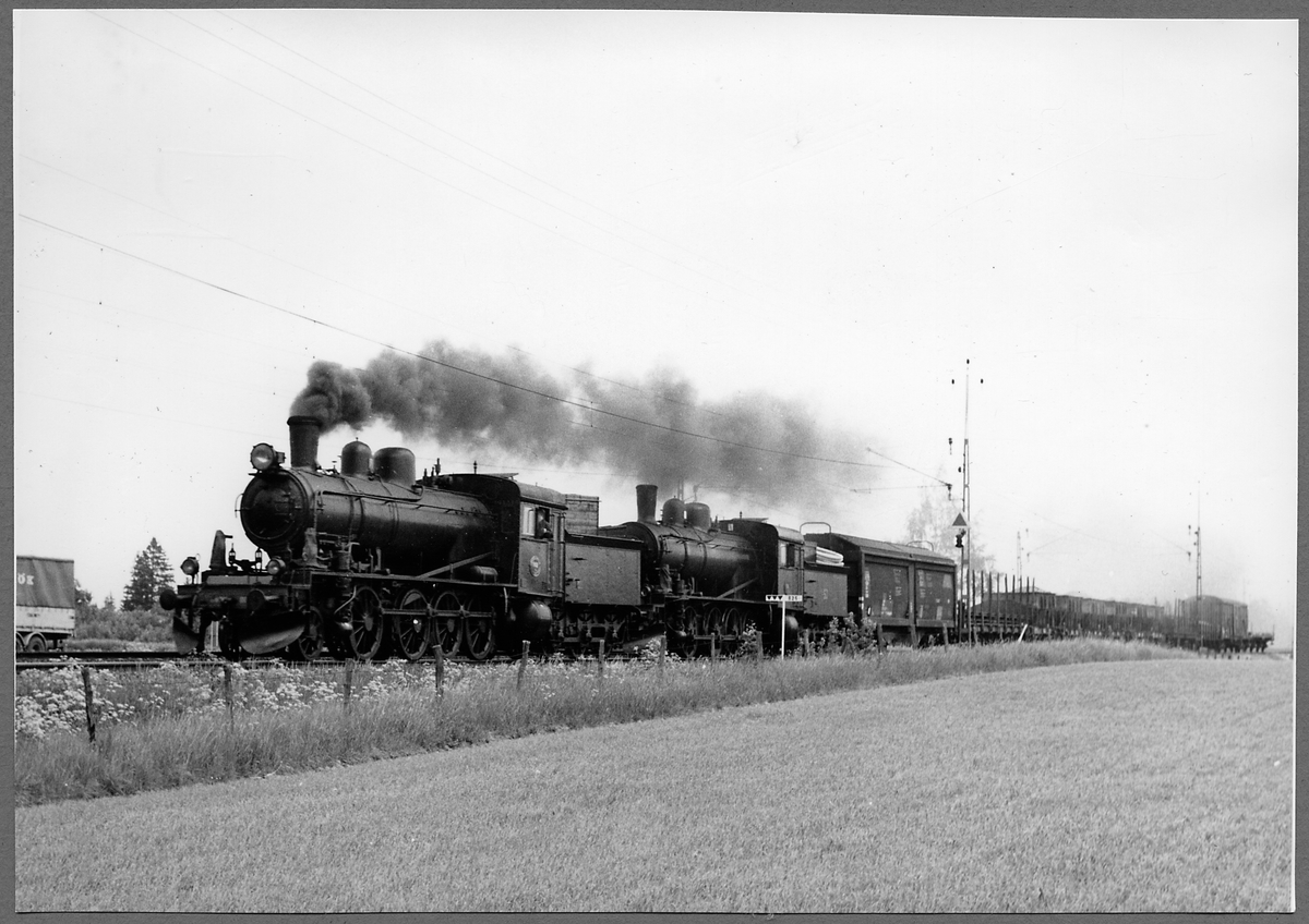 Statens Järnvägar, SJ E2 1182 och SJ E 1120. På linjen Norsholm ...