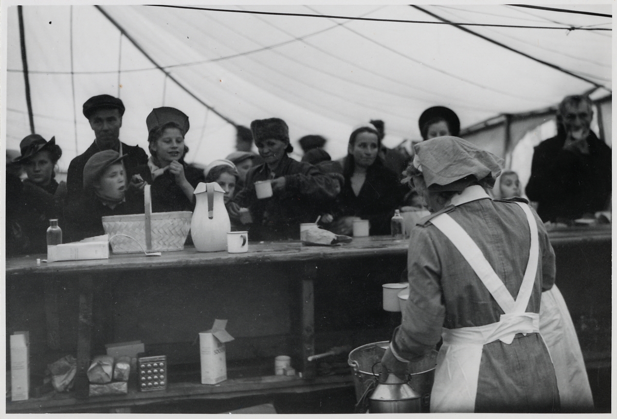 Finska flyktingar i Haparanda, hösten 1944. - Järnvägsmuseet ... Finska flyktingar i Haparanda, hösten 1944. - Järnvägsmuseet ...