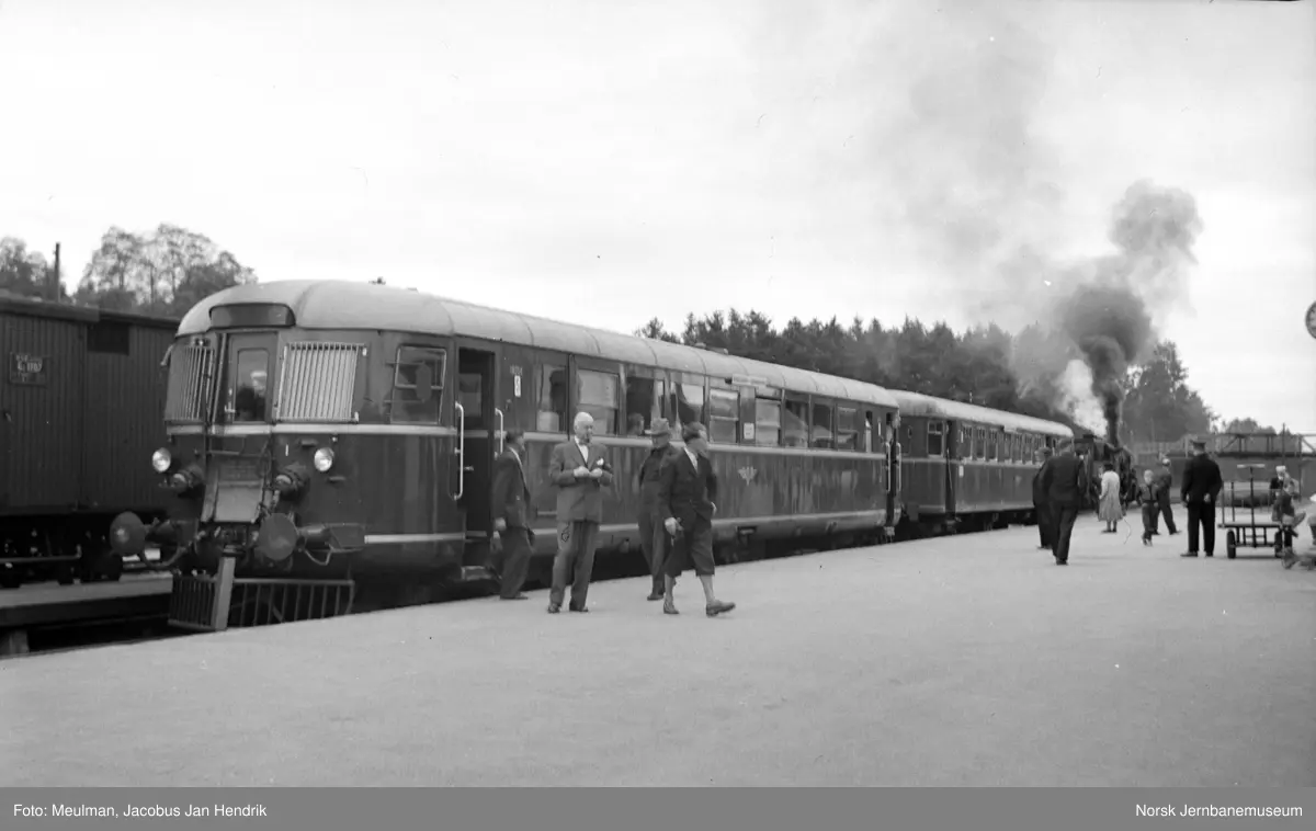 Motorvogn litra Cmdo 6 nr. 18264 og styrevogn litra CDFox4b med ...