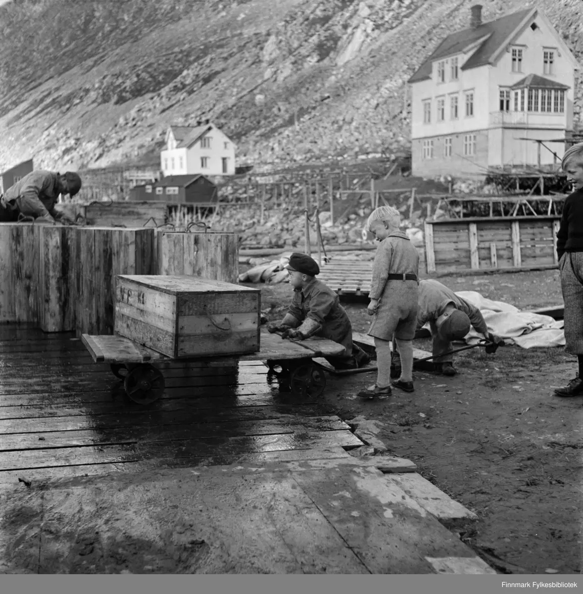 Kjøllefjord 1940. Lekekameratene Hans Fredrik Horst, Jon Svendsen og ...