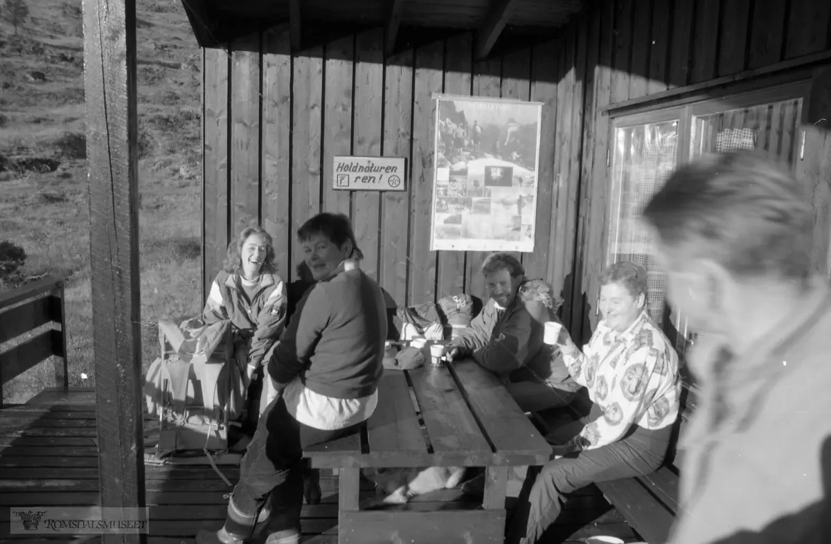 Langdalsbu 21.10.1990. Solveig Eik, Ingunn Kyllo, Harald Kyllo og Liv Aarø Langdalen Fræna1990 ...