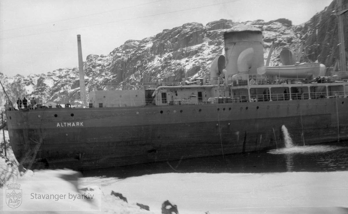 Båten Altmark liggende i Jøssingfjorden -#N# Stavanger byarkiv /#N ...
