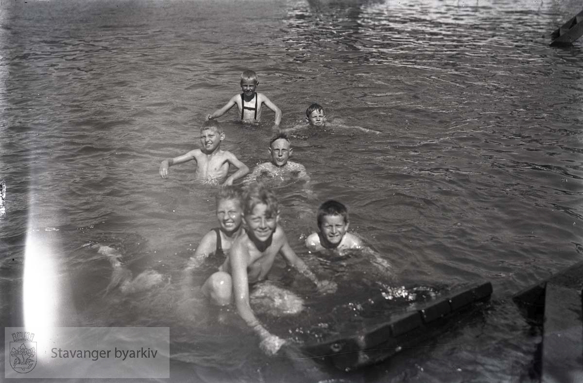 Barn som bader og leker - Stavanger byarkiv / DigitaltMuseum