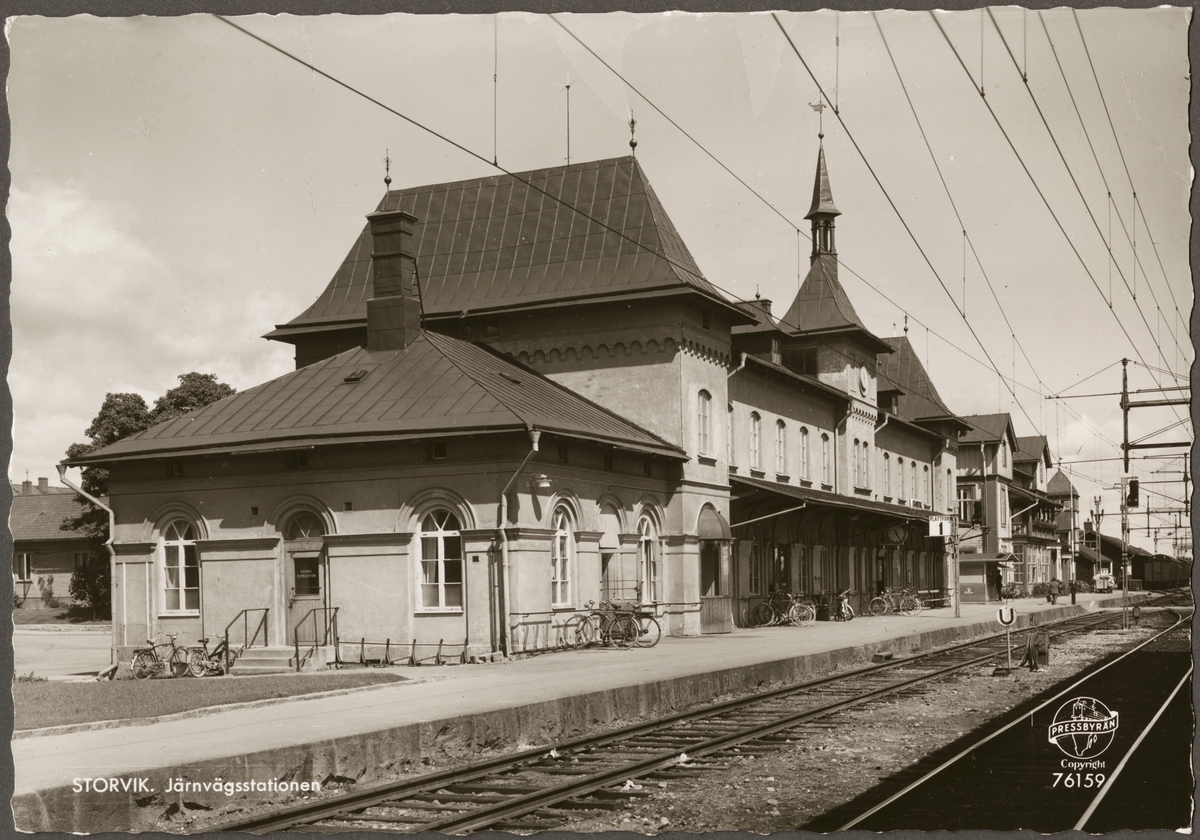 Spårsida av station med cyklar och perrong. - Järnvägsmuseet ...