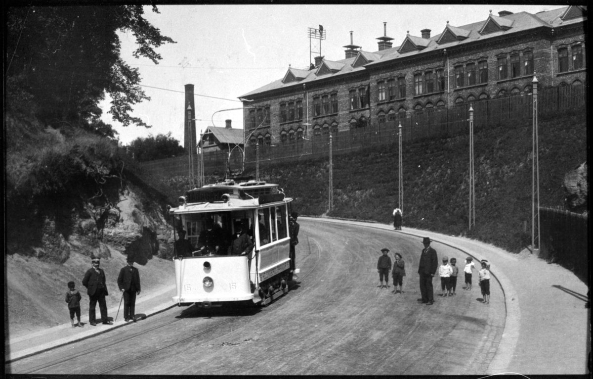 Helsingborgs Stads Spårvägar, HSS A1 15 med personal och barn som ...